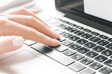 랩톱 또는 컴퓨터의 키보드에 텍스트를 입력 하는 여성 손의 클로즈업 개념에 대한 스톡 사진 및 기타 이미지 개념 결정