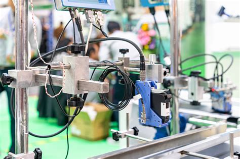 산업 제조 공정을위한 연속 라벨 또는 그래픽 프린터 기계의 잉크젯 프린트 헤드 구성 요소 연속성에 대한 스톡 사진 및 기타