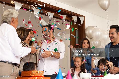 모든 함께 생일을 축 하 하는 라틴어 가족 그림에서 조부모 부모와 손자를 표시 합니다 놀라움에 대한 스톡 사진 및 기타 이미지 놀라움 파티 가정 생활 Istock