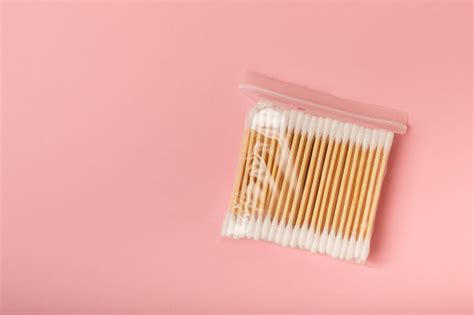 친환경 면봉 분홍색 바탕에 대나무 면봉 플라스틱이 없는 쓰레기 없는 화장품 에코 상품 위생 텍스트를 위한 위치입니다 복사할 장소 0명에 대한 스톡 사진 및 기타 이미지