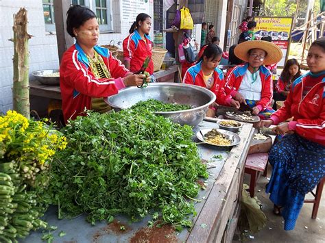 ျပာသိုလျပည့္ အေမေန႔အထိမ္းအမွတ္ ကသာၿမိဳ႕တြင္ စတုဒီသာ လွဴဒါန္း ဓာတ္ပံု