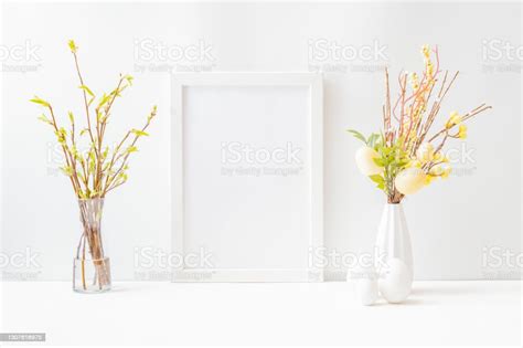 부활절 장식이있는 홈 인테리어 밝은 배경에 꽃병에 흰색 프레임과 버드 나무 가지와 모형 0명에 대한 스톡 사진 및 기타 이미지 0명 가정의 방 갯버들 Istock