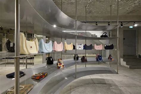 콘크리트 마감재와 스테인리스로 빈티지한 내부 인더스트리얼 40평 빈티지샵 인테리어 성동구 성수동