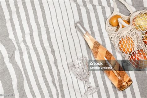 여름 플랫에는 병 장미 와인 와인 잔 비치 타월에 가방에 모듬 과일을 배경으로 놓여 있습니다 여름 해변 파티 피크닉 및 휴식 개념 여름철 휴식 위쪽 보기 0명에 대한 스톡