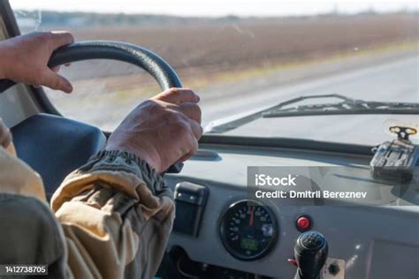 남자는 오래된 Suv의 스티어링 휠에 손을 얹는다 앞 유리 뒤에는 도로와 대초원이 있습니다 4x4 자동차에 대한 스톡 사진 및 기타 이미지 Istock