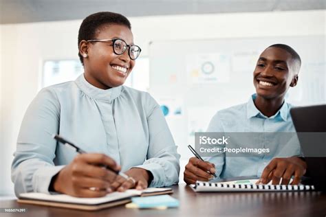 흑인 여성 남성 및 광고 회의에서 회사 성장의 계획 전략 및 개발에 대한 글쓰기 팀워크 비즈니스 미팅 및 스타트 업 프로젝트 아이디어에 대한 B2b 지원을받는 비즈니스