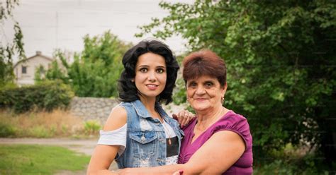 행복한 미소 할머니와 손녀 진지한 가족 관련 감정 사진 Unsplash의 우크라이나 이미지