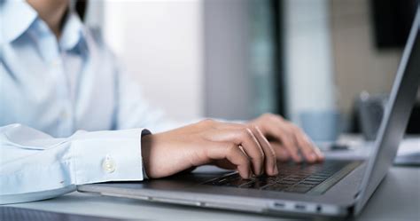 노트북 컴퓨터를 사용하여 일하는 아시아 여성 키보드로 타이핑하는 손 사무실에서 일하기 전문 투자자 신생 기업 경영자에 대한 스톡 사진 및 기타 이미지 Istock