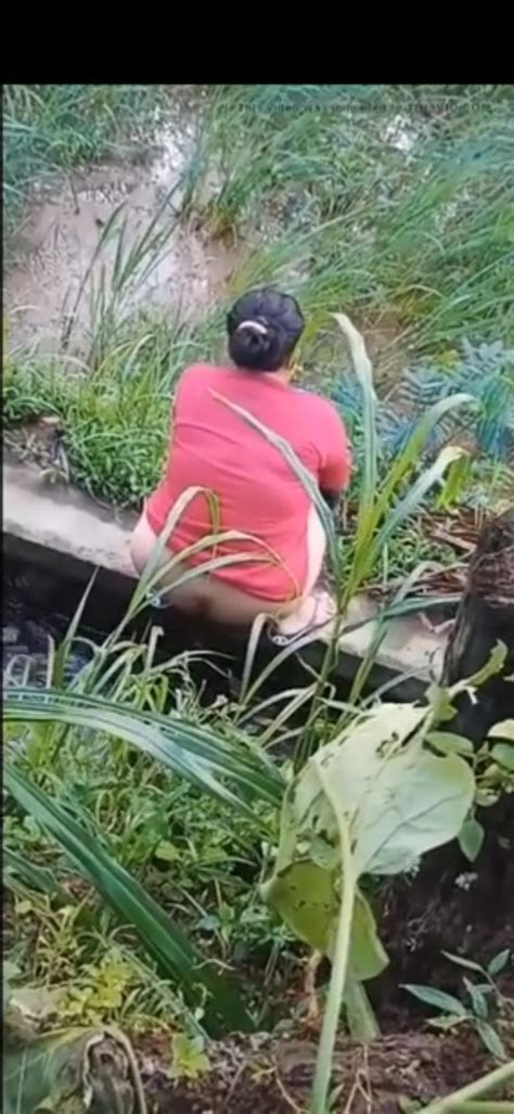 Kompilasi Intip Ibu Ibu Beol Di Sungai