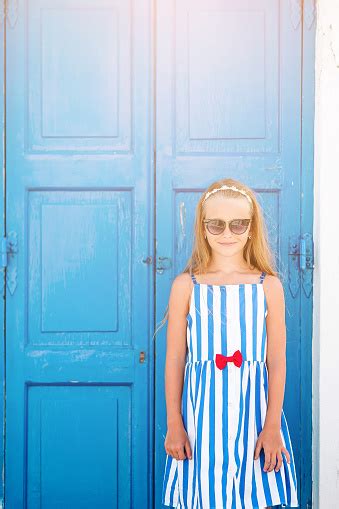 전형적인 그리스 전통 마을의 오래된 거리에서 사랑스러운 어린 소녀 거리에 대한 스톡 사진 및 기타 이미지 거리 건축 골목 Istock