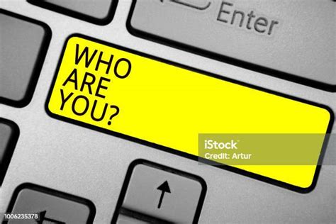 필기 텍스트 쓰기 당신을 누구가 질문입니다 개념 의미 식별 자신 노란색 버튼 블랙 색상 텍스트와 함께 설명 개인 특성 회색 컴퓨터 키보드 감정에 대한 스톡 사진 및 기타