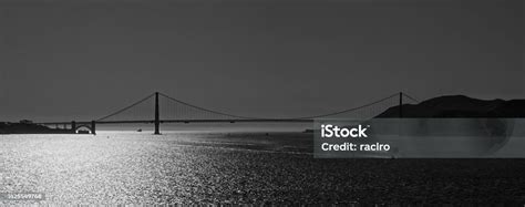 흑백 샌프란시스코 베이의 보트와 일몰시 골든 게이트 브릿지 0명에 대한 스톡 사진 및 기타 이미지 0명 건축 골든 게이트 브리지 Istock