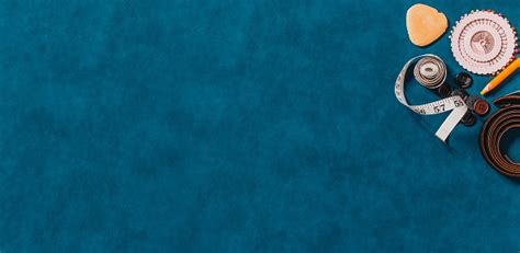 바느질 도구와 파란색 질감 배경 배경에 천연 가죽에 공간을 복사 바느질 도구 및 액세서리프레임 맨 위 보기 0명에 대한 스톡 사진 및 기타 이미지 Istock