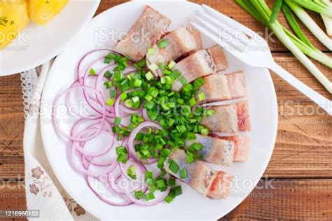 수제 소금에 절인 청어는 녹색과 샐러드 양파가있는 접시에 조각으로 자르고 선택적 초점 건강한 생활방식에 대한 스톡 사진 및 기타 이미지 건강한 생활방식 건강한 식생활
