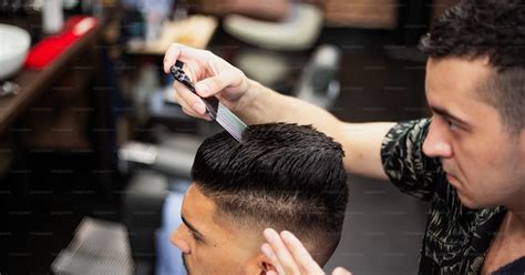 이발소 이발사의 의자에 있는 남자 미용사가 머리를 스타일링한다 사진 Unsplash의 망 이발 이미지