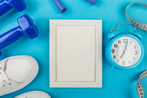 피트니스 스포츠의 개념 흰색 운동화 빈 프레임 줄넘기 파란색 아령 와 고립된 파스텔 블루 배경 와 빈 공간 통 하고 있는 평면도 사진 0명에 대한 스톡 사진 및 기타 이미지