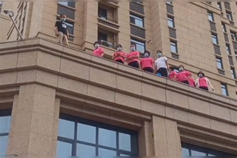 怎么办？消防接到跳楼警情到场呆住：13人成排站天台边警情天台
