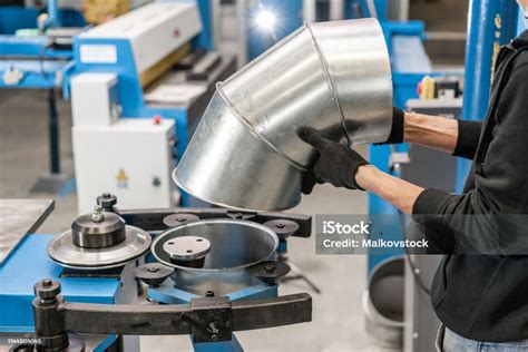 작업자는 시스템을 제어 합니다 생산 롤링 도구 전기 기계 환기 및 배수 구에 대 한 생산 판금 용 공구 및 벤딩 장비 금속 박판에 대한 스톡 사진 및 기타 이미지 Istock