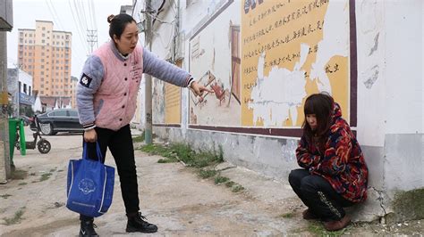 农村母亲进城找董事长女儿，却被女婿赶出家门，女儿回来精彩了【小白导演】 Youtube