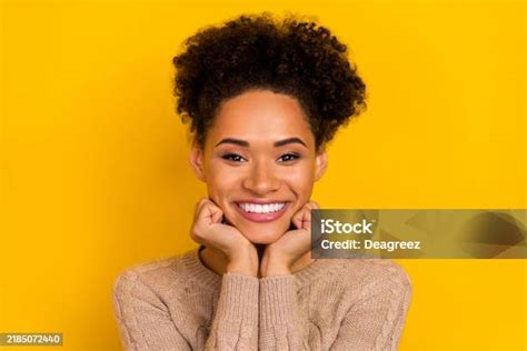 반짝이는 예쁜 여자가 베이지 색 스웨터 팔을 입고 뺨을 웃고있는 고립 된 노란색 배경을 입고 있는 사진 20 24세에 대한 스톡 사진 및 기타 이미지 Istock