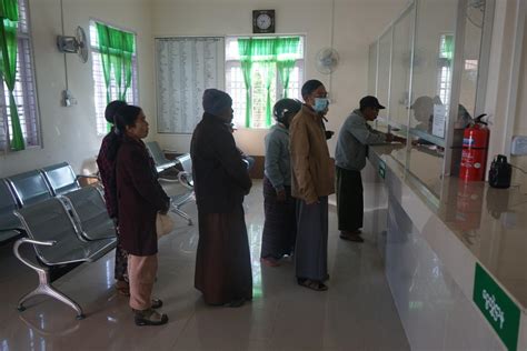 လဲချားတွင် အငြိမ်းစားဝန်ထမ်းများအား ပင်စင်လစာငွေများထုတ်ပေး Information And Public Relations