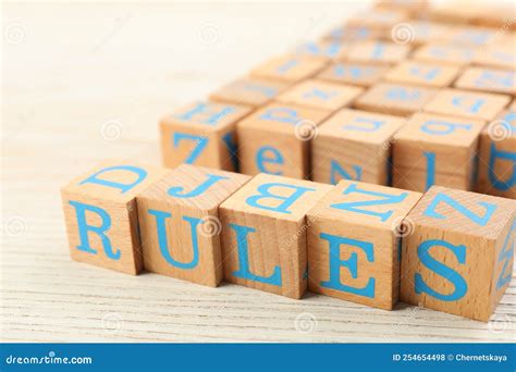 Regras De Palavras Feitas De Cubos Com Letras Na Mesa De Madeira Clara Foto De Stock Imagem De