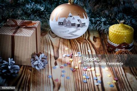 크리스마스 장식의 배경에 대해 촛불 콘 천사 옆에 있는 나무 테이블에 선물을 낳는다 가문비나무에 대한 스톡 사진 및 기타 이미지 가문비나무 겨울 계절 Istock