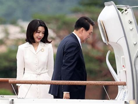 ‘재산 445억 비서관 부인김건희 여사 스페인 동행인