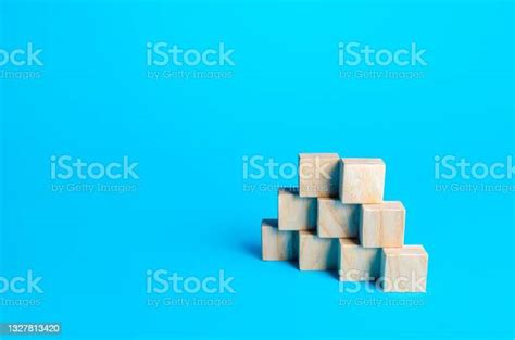 파란색 배경에 나무 블록 피라미드 프레젠테이션을 위해 슬라이드합니다 복사 공간 텍스트 장소 단계 미니멀리즘 간단한 모양 형상 0명에 대한 스톡 사진 및 기타 이미지 Istock