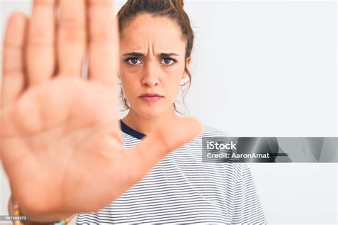 젊은 빨간 머리 현대 여자 입고 롤빵 위에 고립 된 배경 에 오픈 손으로 하 고 정지 기호 와 심각 하 고 자신감 있는 표정 방어 제스처 경계 표지에 대한 스톡 사진 및