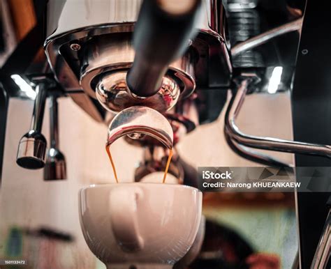 커피 머신에서 커피 컵으로 쏟아지는 에스프레소의 클로즈업 전문 커피 추출 0명에 대한 스톡 사진 및 기타 이미지 0명 갈색