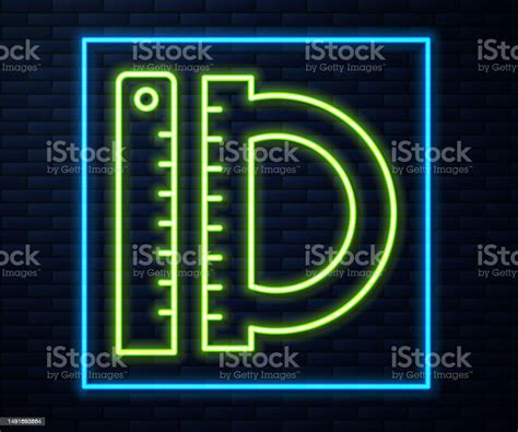 벽돌 벽 배경에 격리 된 도 아이콘을 측정하기위한 빛나는 네온 라인 Protractor 그리드 기울기 각도 미터 측정 도구 기하학적 기호 벡터 3차원 형태에 대한 스톡 벡터
