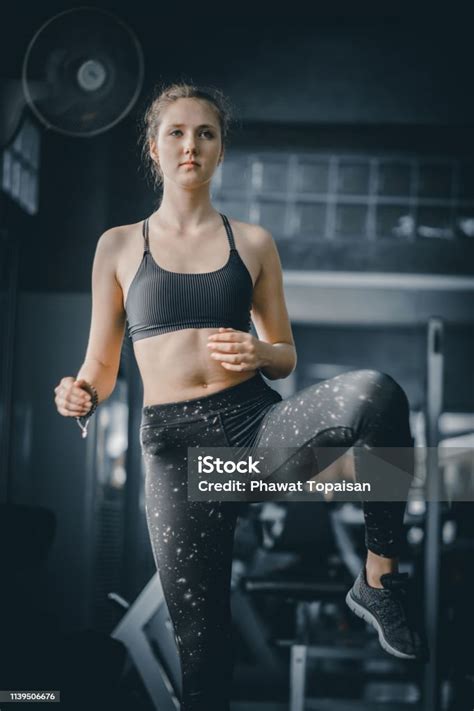 세로 젊은 매력적인 건강 한 여자 몸 곡선 피트 니스 체육관에서 공 운동 운동을 하 고 사람들 아름다움 완벽 한 바디 슬림 피트 니스 소녀입니다 자유 행복 하 고 휴식