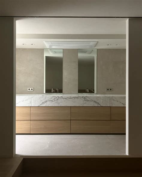 팔십칠도씨 주방을 남쪽으로 꺼내오니 여러가지 기물들에 햇볕이 살포시 내려앉는 모습을 바라볼 수 있어 지내시기에 참 좋을 것 같다는 생각을 했다 인테리어디자인스튜디오