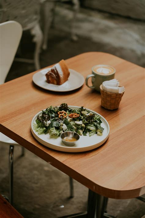 실내 가벼운 갈라지다 낮 뉴트럴 톤 달콤한 둥근 판 디저트 따뜻한 라떼 라떼 아트 라즈베리 레스토랑