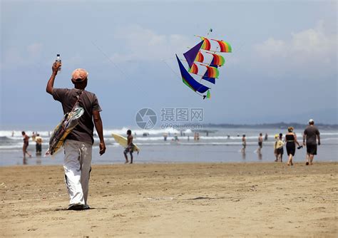 在天空中跳跃爱好多云旅游运动娱乐蓝色海滩男人风筝闲暇高清图片下载 正版图片320510364 摄图网