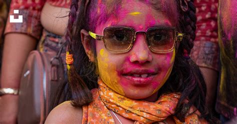 한 소녀가 색채로 홀리 축제를 축하합니다 사진 Unsplash의 무료 여자 이미지