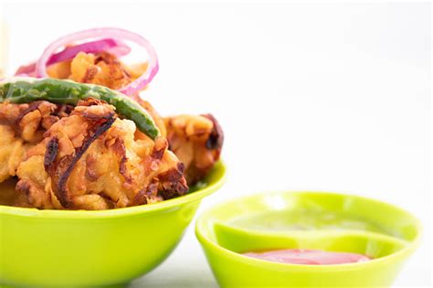 양파 파코다 또한 칸다 바하지지로 알려진 파이즈 케 파코데 파코다 피아즈 파코레 파코라 피야즈 바지는 북부와 남부 인도에 걸쳐 장마기에 즐길 수 있습니다 그린 처트니와 케첩