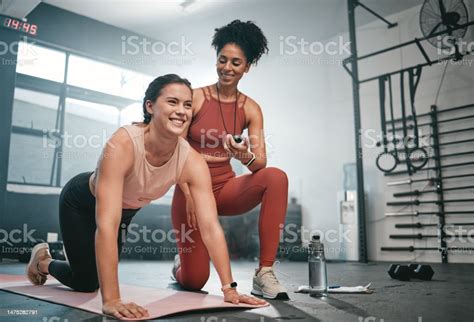 개인 트레이너 운동 및 운동하는 동안 체육관에서 고객을 코칭하는 흑인 여성과 함께 스톱워치 건강 피트니스 또는 훈련 및 코치와 함께 플랭크할 준비가 된 여성 운동 선수 기록