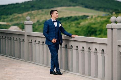 비즈니스 조끼와 재킷 한 벌에서 발코니에 서 서 인간과 거리를 살펴보고 자신의 업무에 대 한 생각 갈색 머리에 대한 스톡 사진 및 기타 이미지 Istock