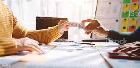 Ux 개발자와 Ui 디자이너가 사무실에서 고객 브리프와 색상 코드를 사용하여 모바일 앱 인터페이스 와이어프레임 디자인에 대해