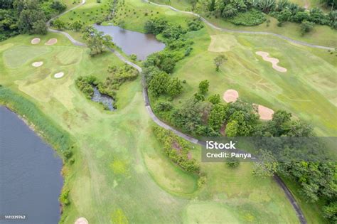 아름다운 녹색 골프 필드 페어웨이의 공중 보기 무인 항공기 샷과 스포츠 배경과 여행 자연 배경 놀라운 보기에 대한 녹색 하향 식 이미지를 퍼팅 0명에 대한 스톡 사진 및