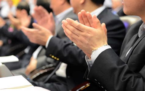 生意人鼓掌图片 生意人的在会议中鼓掌素材 高清图片 摄影照片 寻图免费打包下载