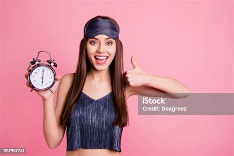 클로즈업 사진 아름다운 그녀 그녀의 숙녀 는 엄지 손가락을 잡고 손 팔 검사 테스트 오래된 빈티지 벨 좋은 방법 깨어 있는 추천