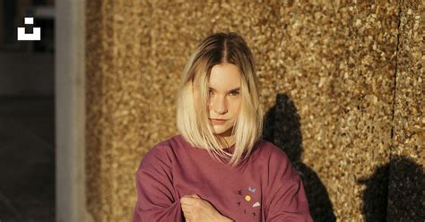 벽에 기대어 있는 사람 사진 Unsplash의 무료 소녀 이미지