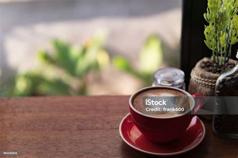 커피 라 떼 아트 하트 모양 발렌타인 배경에 대 한 소프트 포커스 디자인의 레드 컵 갈색에 대한 스톡 사진 및 기타 이미지