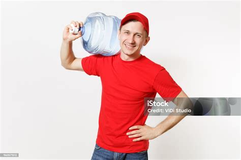 콘텐츠 택배 또는 대리점 장 사무실 쿨러에 민물의 병 들고 빨간색 유니폼에 흰색 배경에 고립 전문 행복 한 남성 T셔츠 모자 광고에 대 한 공간을 복사 고용과 노동에 대한