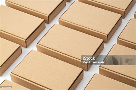 흰색 배경에 골판지 상자를 깔끔하게 배열했습니다 배송 컨셉 상자에 대한 스톡 사진 및 기타 이미지 상자 포장재 소포 공예 Istock