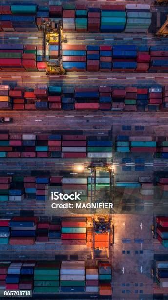 컨테이너 가져오기 내보내기 및 비즈니스 물류 크레인 무역 포트 선박 항구 화물 컨테이너 선박 공중 보기 물 수송 국제 쉘 해양 교통 물류 무역 포트 0명에 대한 스톡 사진