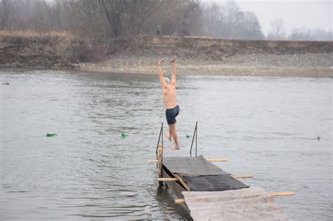 Одржано традиционално Богојављенско пливање за Часни Крст Краљево